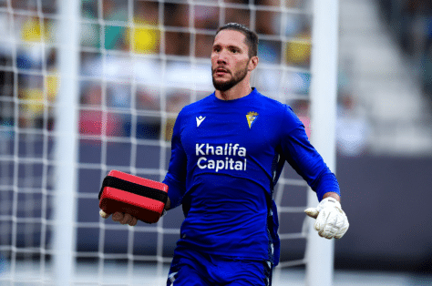 Cádiz CF doelman schiet supporter te hulp met AED - Defibrion